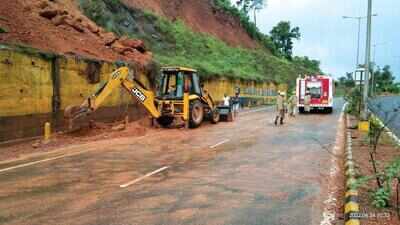 Goa: Landslide briefly blocks new Verna-Loutolim bypass road | Goa News ...