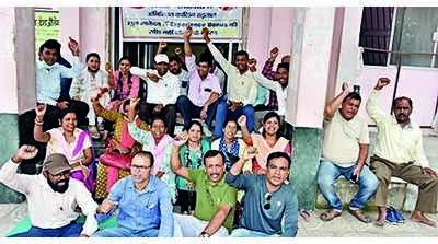 Tb Cell Staff Stage Protest Over Bonus, Revised Salary | Ranchi News ...