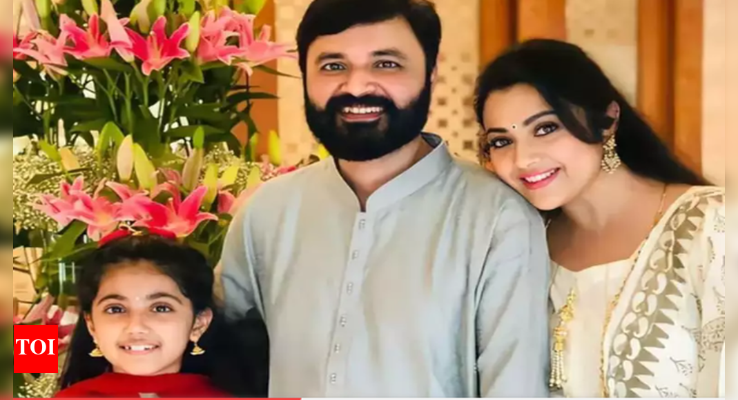 Meena Husband Death: Meena’s husband Vidyasagar died while waiting for ...