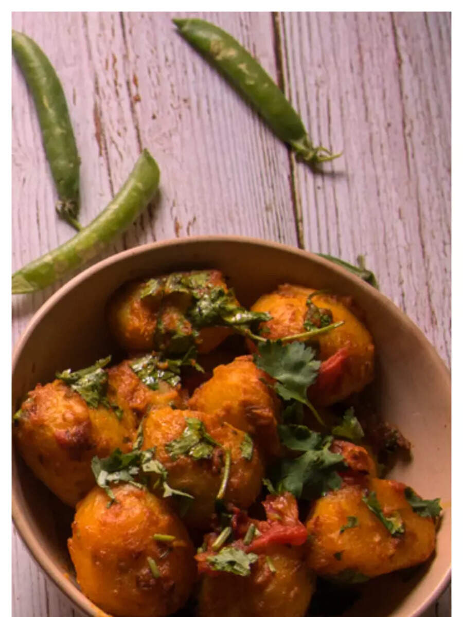 How to make Bengali Luchi Aloo Dum | Times of India