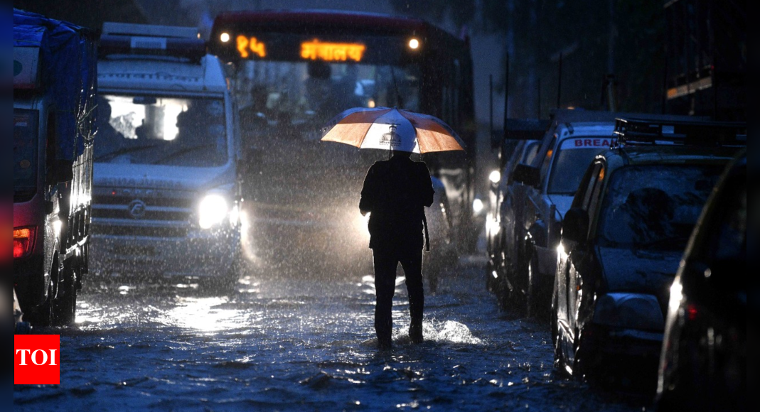 Heavy rains in Mumbai cause waterlogging, traffic snarls | Mumbai News - Times of India