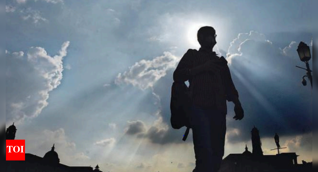 Almost no rain, cloudy sky increases discomfort in Delhi | Delhi News ...