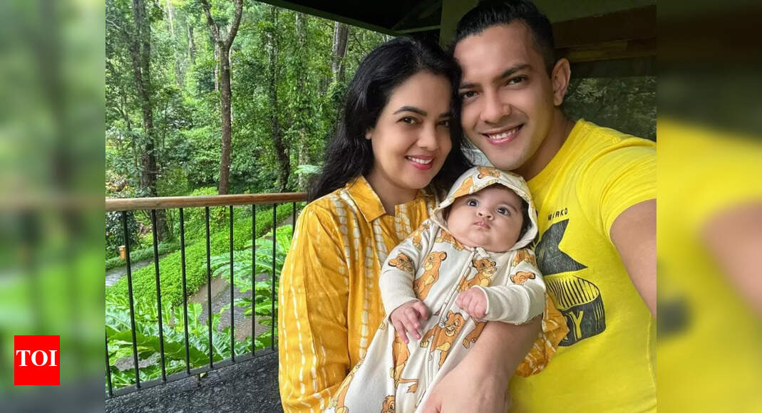 Aditya Narayan and wife Shweta Agarwal take their daughter Tvisha on ...