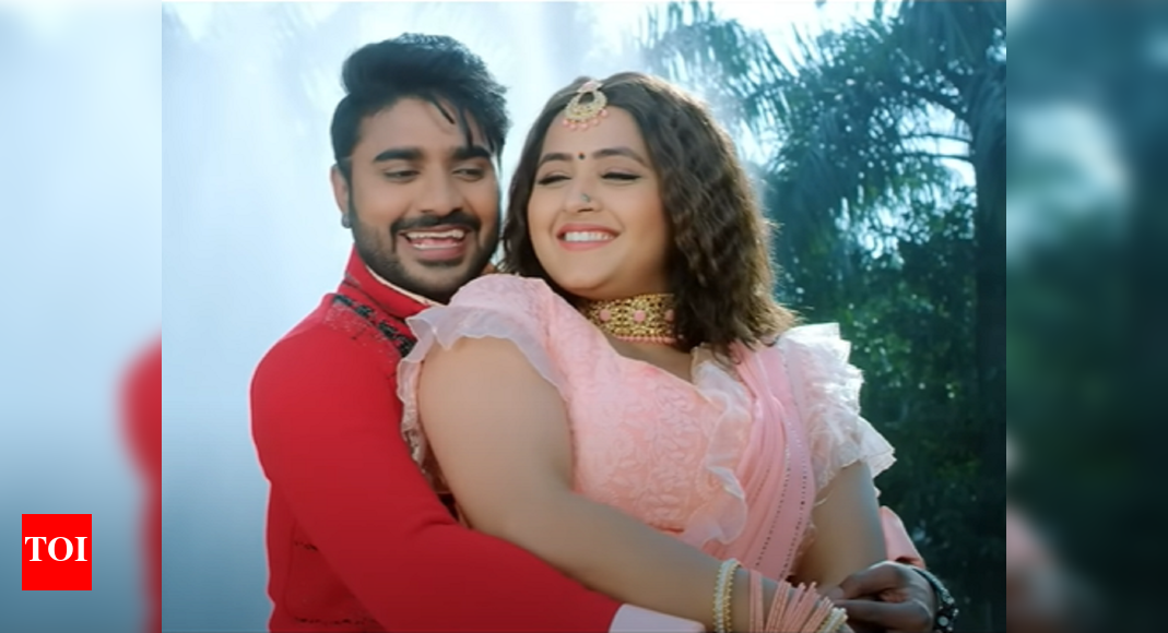 'Sasura Bada Satawela': Pradeep Pandey Chintu and Kajal Raghwani's song 'Age Athrah Plus Ho ...
