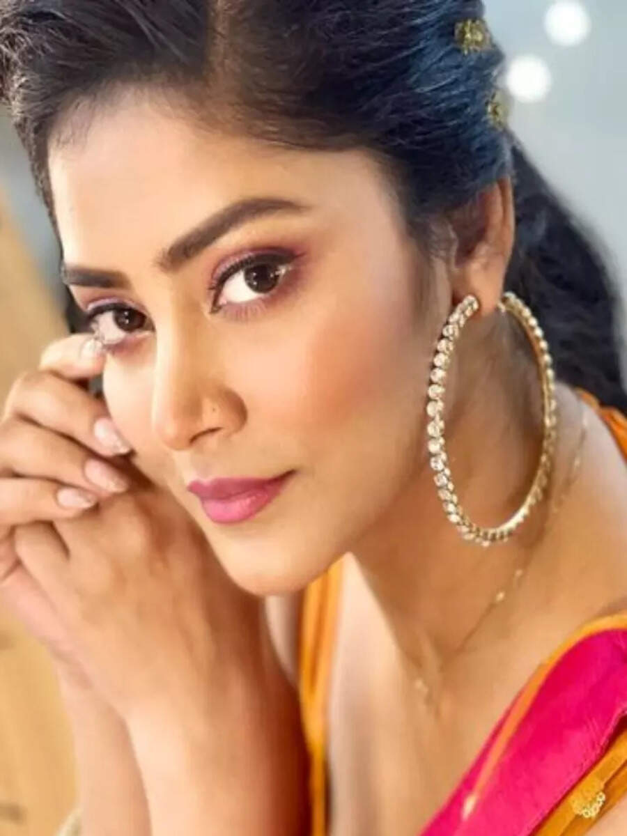 Sona Moni Saha wows fans with glam quotient | Times of India