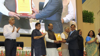 Project director of NHAI Nashik felicitated in Delhi | Nashik News ...