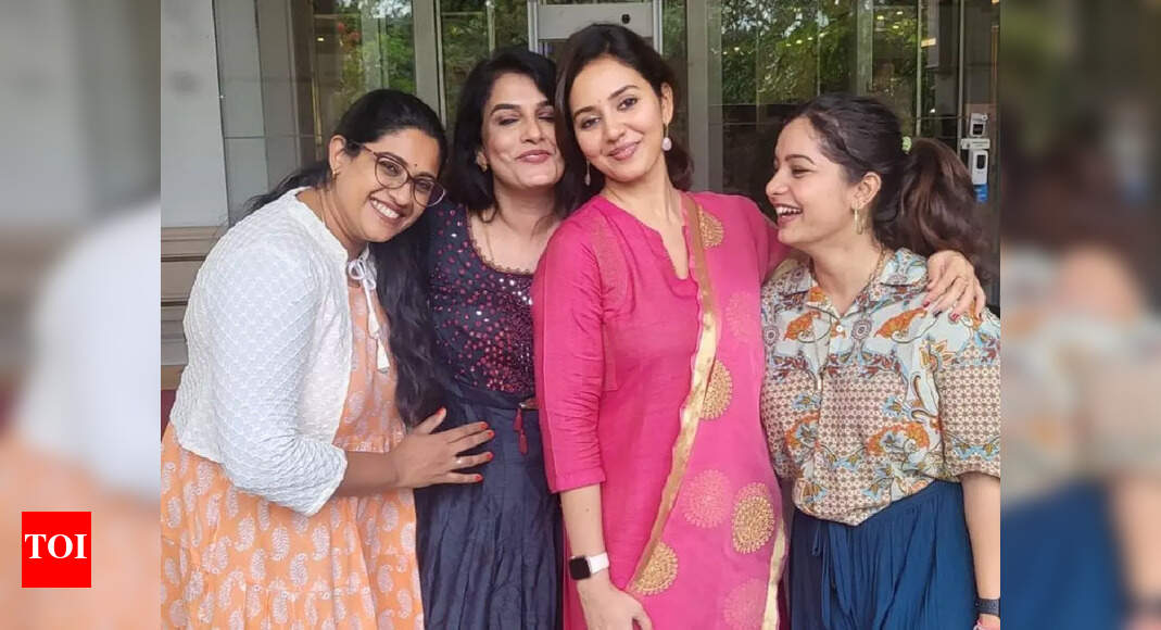 Vidya Pradeep, Meera Krishna and Sushma Nair enjoy a reunion with other ...