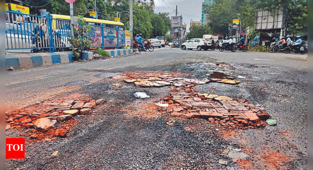 Underground Leak Leads To Gariahat Rd Cave-in | Kolkata News - Times of ...