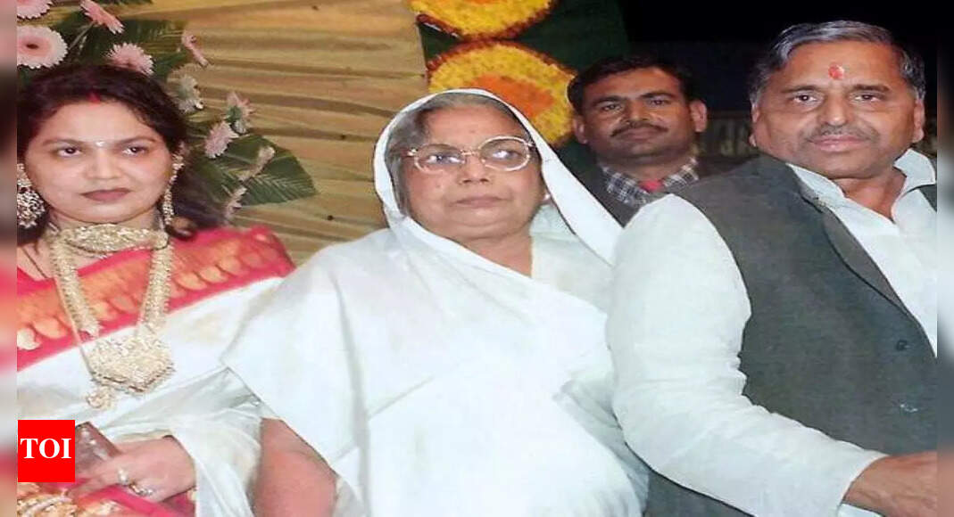 Lucknow: Sadhna Gupta, Mulayam Singh Yadav second wife, dies of lung ...