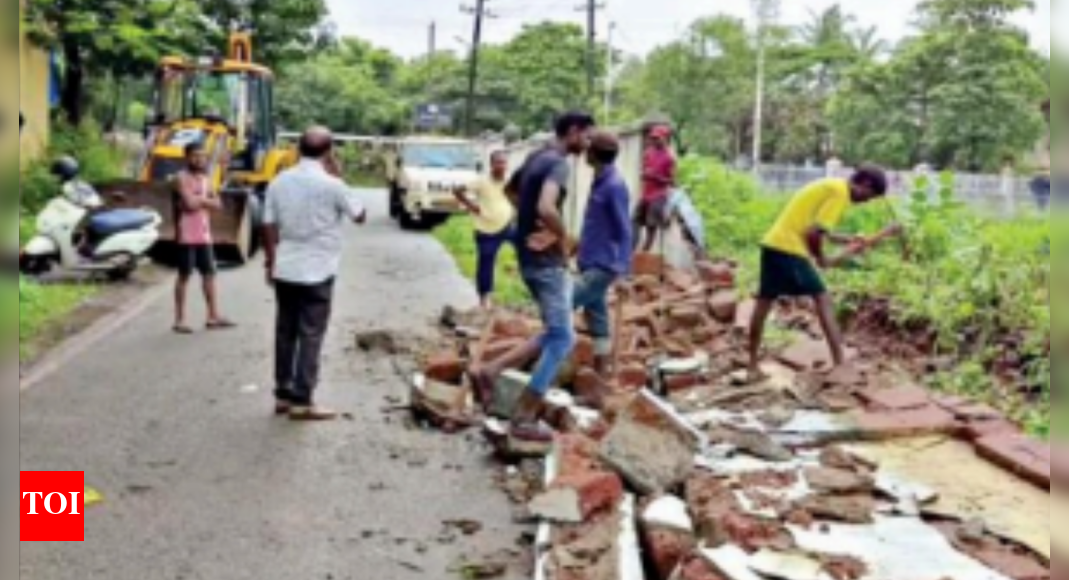 SAG compound wall collapses at Chicalim | Goa News - Times of India