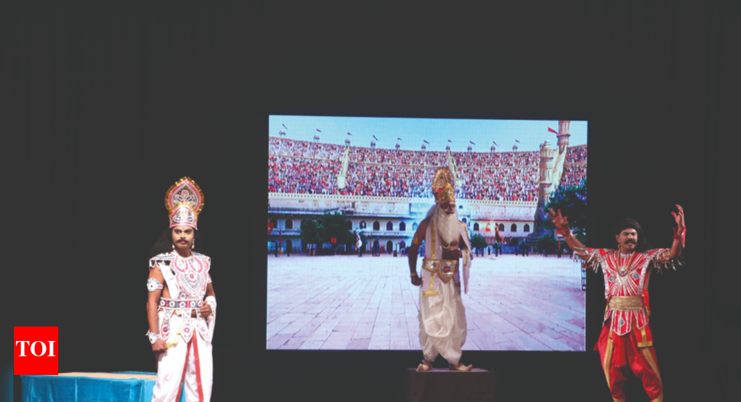 Rashmirathi: Play On Rashmirathi Depicts Life Of Karna | Lucknow News ...