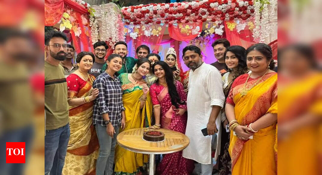 Bengali daily soap ‘Gaatchora’ completes 200 episodes; cast and crew ...