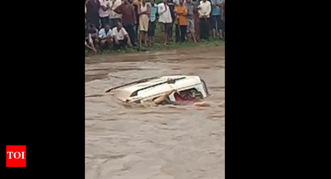 Nagpur: Four-wheeler swept away in flood, six feared dead | Nagpur News - Times of India