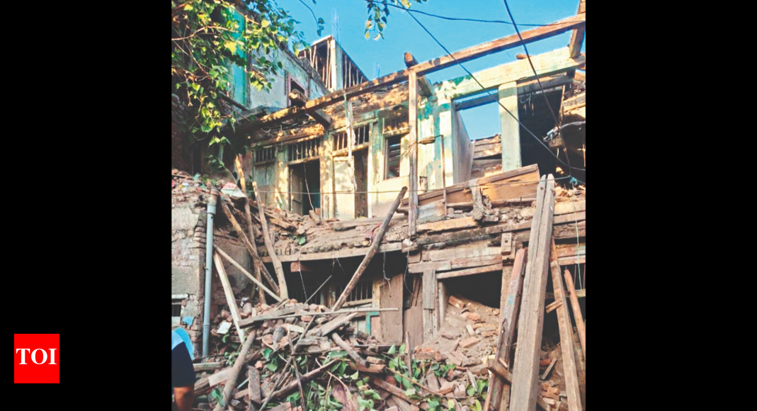 2 Hurt As Wada Caves In At Nana Peth; Pmc Razes 38 Dilapidated ...