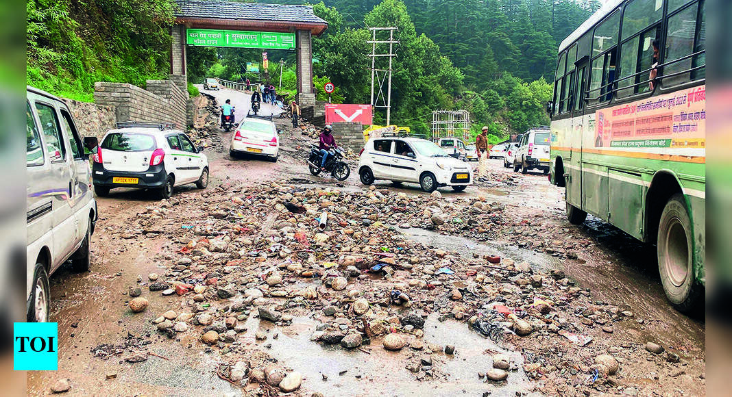 Manali: Heavy Rain In Manali Inundates Bus Stand, Residential Areas ...