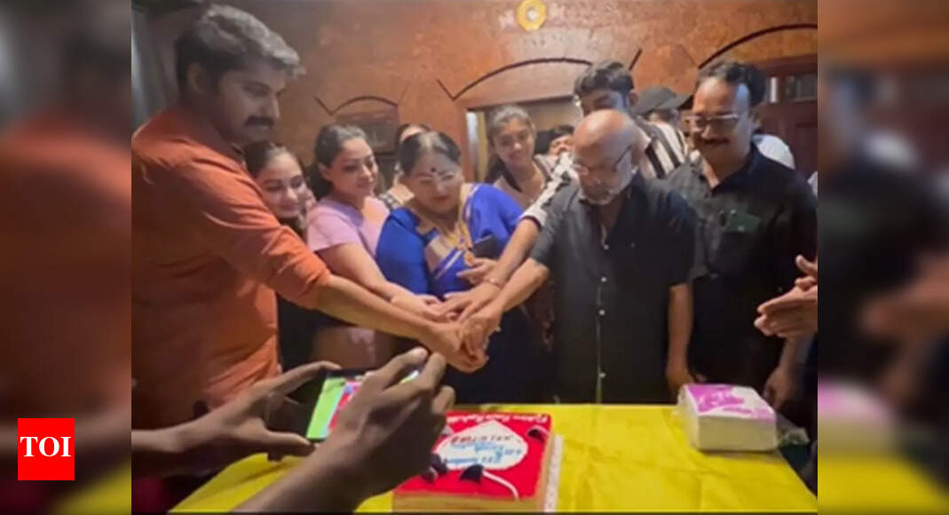 Mrs. Hitler completes 400 episodes; the team celebrates the occasion ...