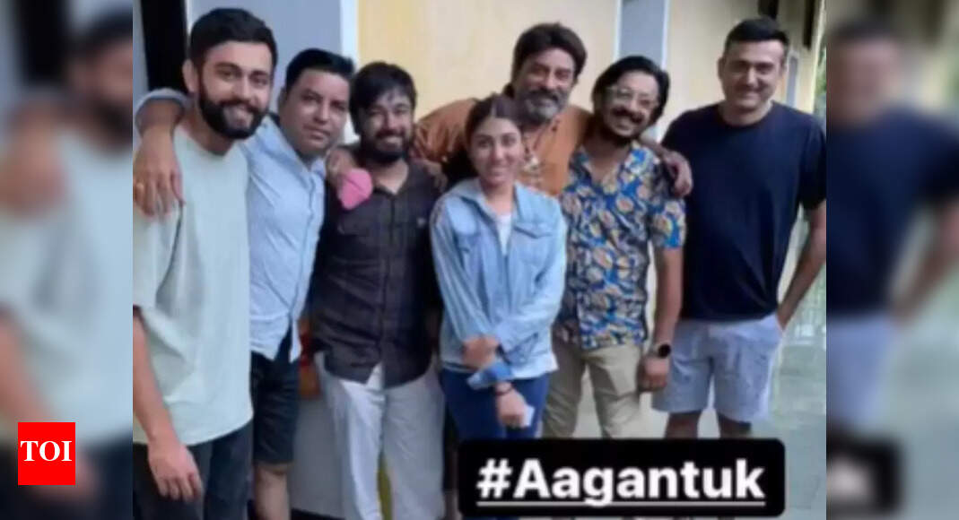 Naiteek Ravval completes the first schedule of 'Aagantuk', see pic ...