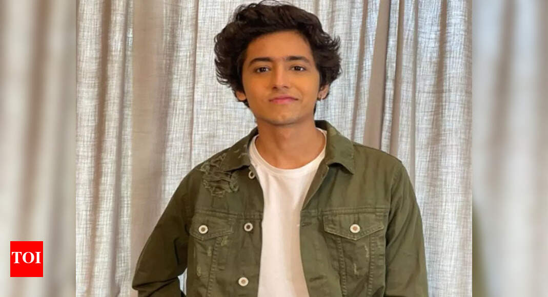 Anmol Kajani reveals relishing hot pakoras and chai as monsoon fever ...