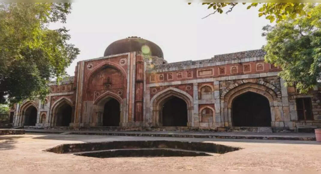 The story of Delhi's Jamali Kamali mosque and why people think it's ...