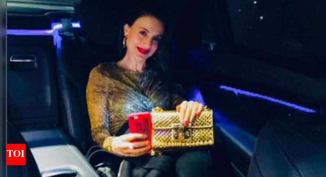 Bailable Warrant Against Ameesha Patel In Cheating Case | Bareilly News - Times of India