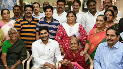 Andhra Pradesh: Daughter of national flag designer Pingali Venkaiah ...