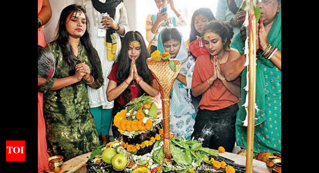 Over 1.5l Devotees Offerprayers In Areraj Temple | Patna News - Times ...