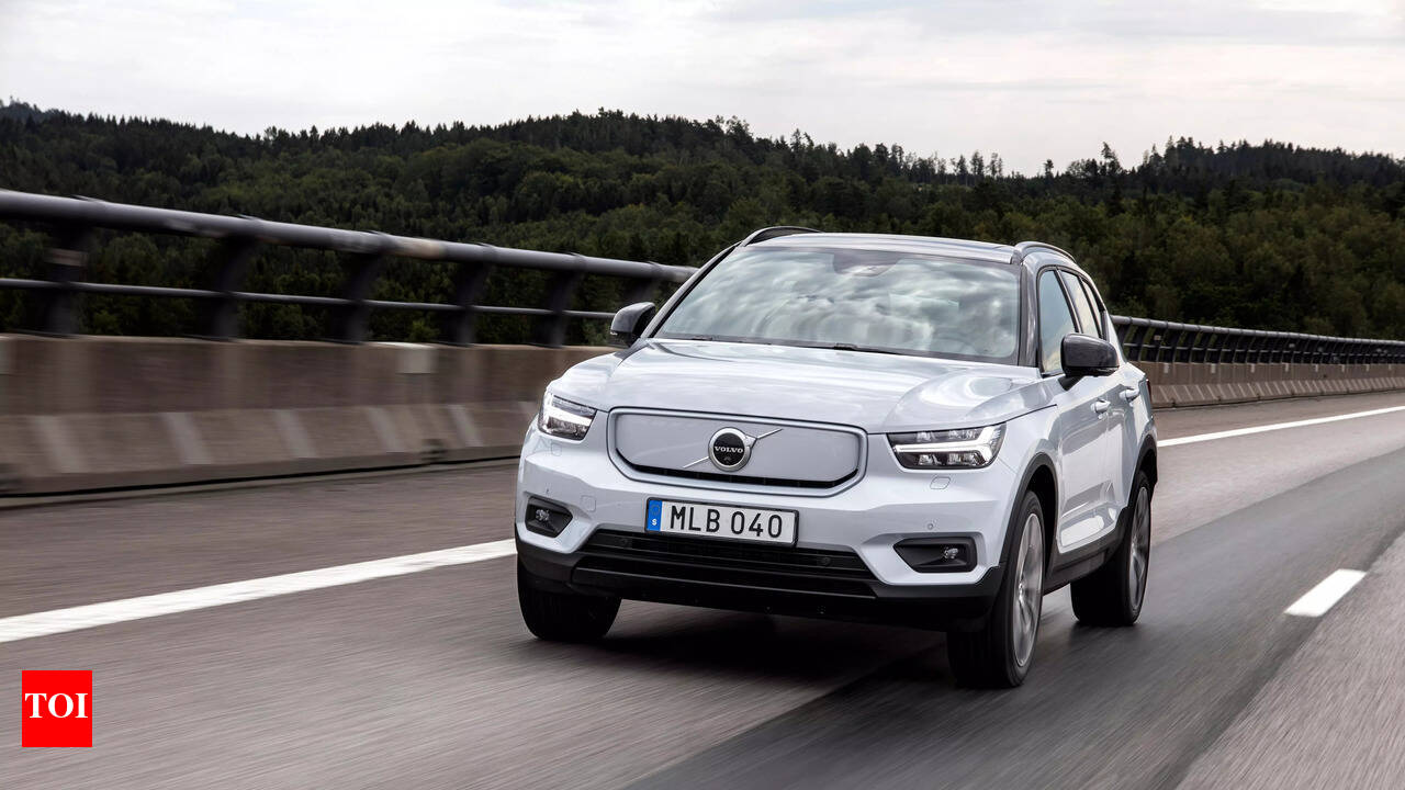 Volvo xc40 recharge cena store