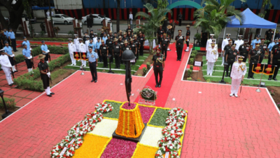 23rd Kargil Vijay Diwas: Wreath laying ceremony held at Mumbai's Shaheed Smarak | Mumbai News ...
