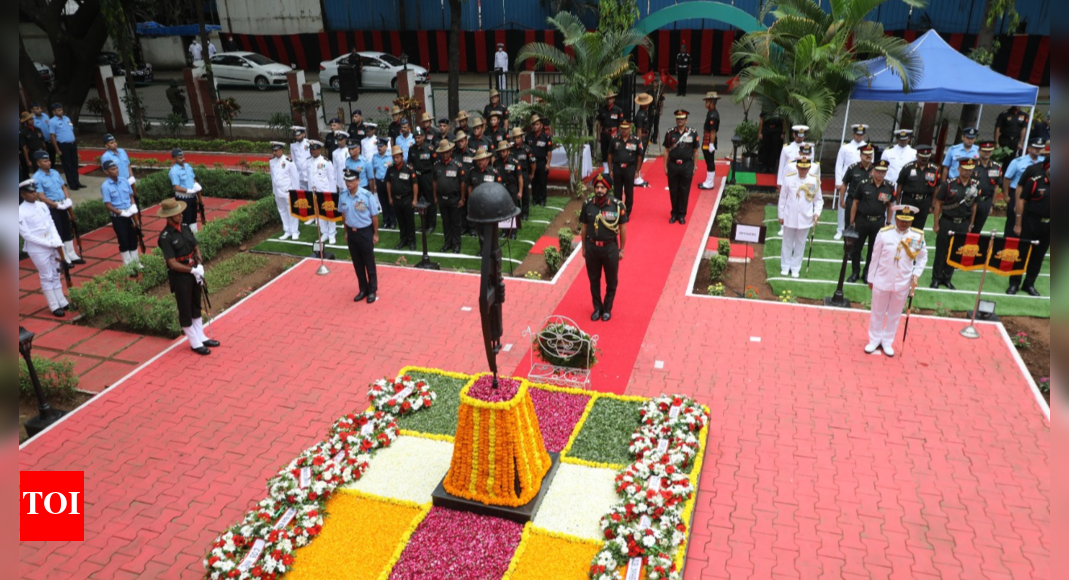 23rd Kargil Vijay Diwas: Wreath laying ceremony held at Mumbai's Shaheed Smarak | Mumbai News ...