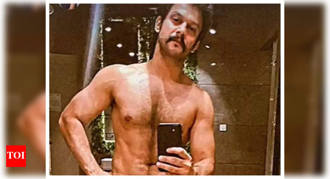 Addinath Kothare shares a shirtless picture and shows off his chiseled body in this mirror ...