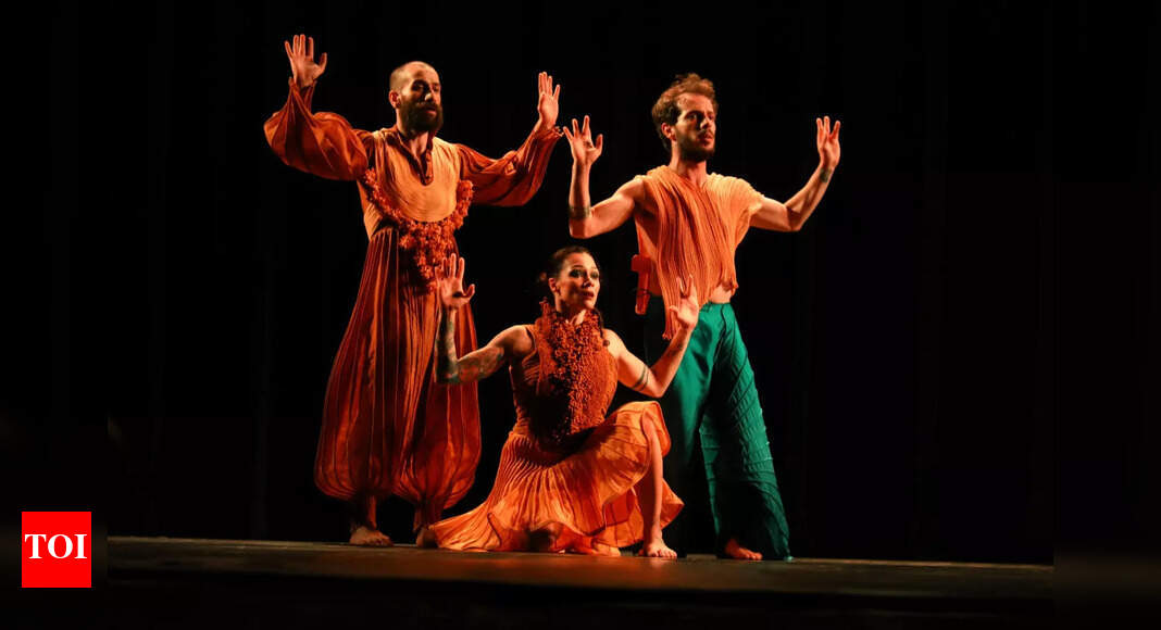 Italian contemporary dancers Francesca Dario, Luca Contini, and Nunzio ...