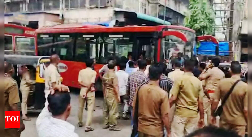 KDMT and MSRTC employees clash over parking of KDMT buses at Kalyan bus ...