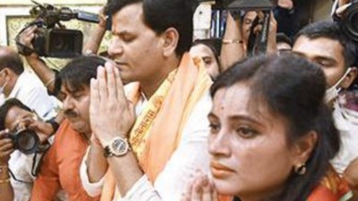 Maharashtra: Judge takes stern view of Amravati MP Navneet Rana and her husband Ravi Rana ...