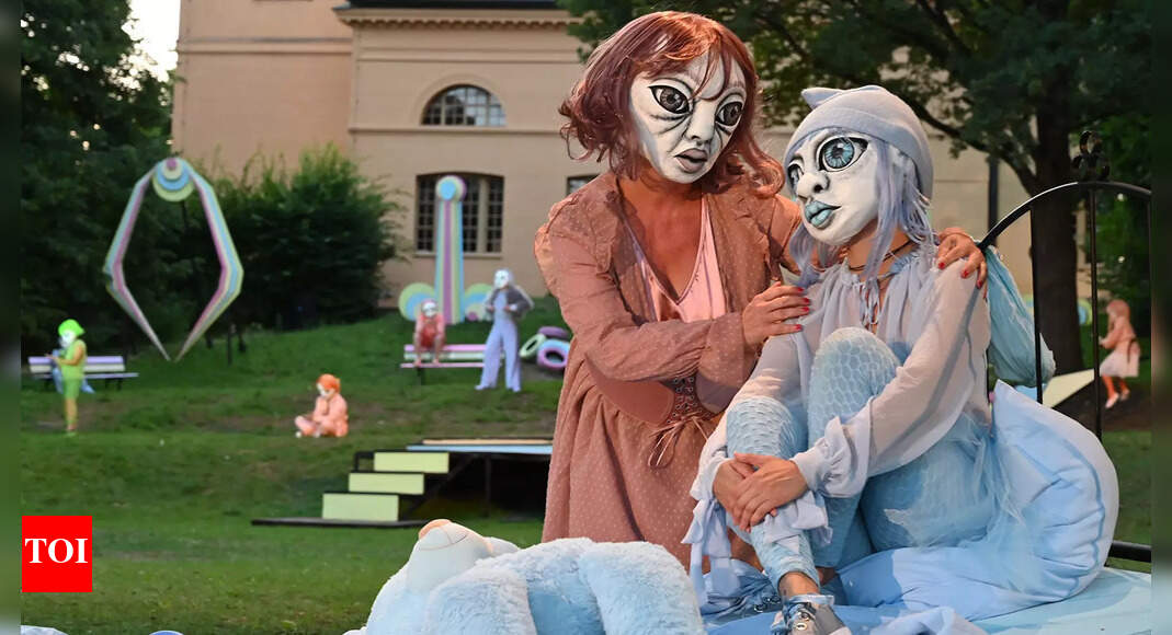 A book to help your notice more, judge less | India News - Times of India