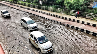 Heavy rainfall leads to waterlogging, traffic disruption in parts of Delhi | Delhi News - Times ...