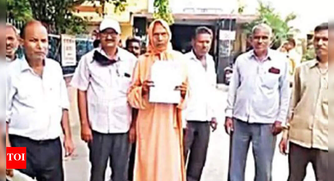 Uttar Pradesh: Declared 'dead' on paper, 90-year-old man battles to ...