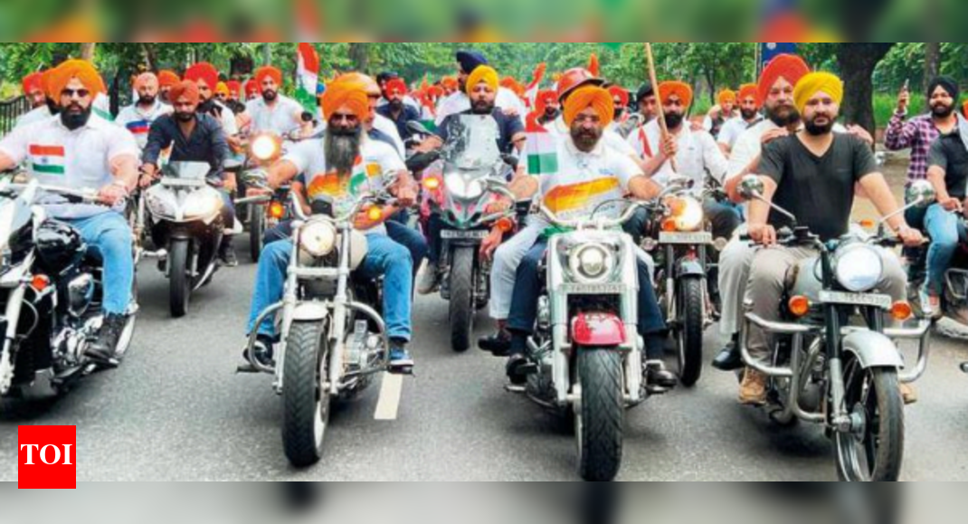Sirsa: Amritsar: In Delhi, Tricolour on bikes as Sirsa leads Sikh ...