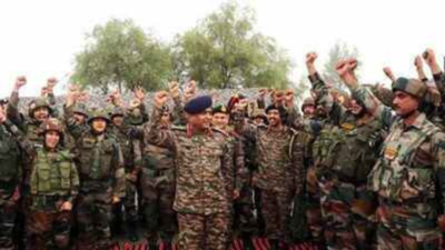 Army: Army Chief Visits Forward Areas | Jammu News - Times of India