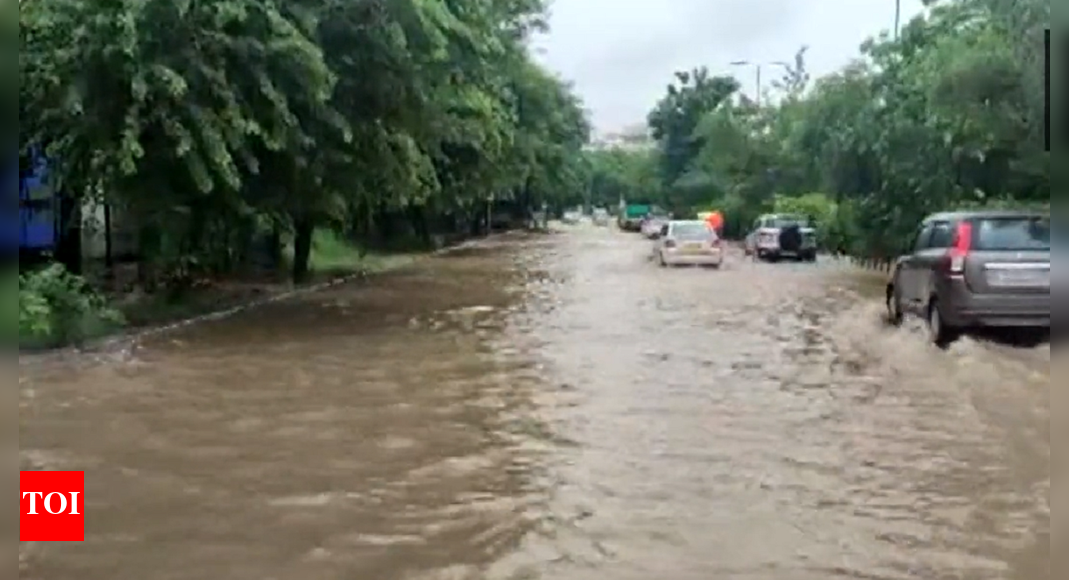 Gurugram: Heavy rain leads to waterlogging in several areas | Gurgaon News - Times of India