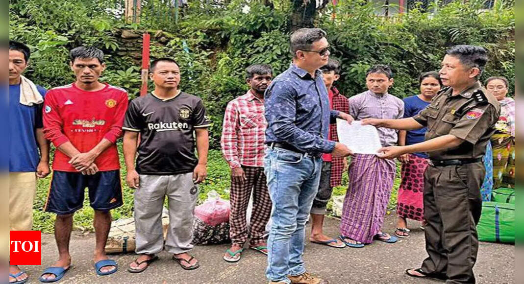 Myanmar: Myanmar hands over 10 freed Indians at Moreh | Imphal News ...