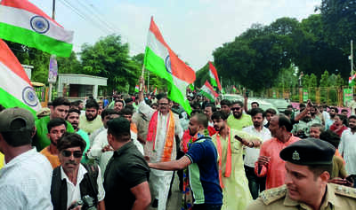 Brijesh Pathak Takes Part In Tiranga Yatra | Kanpur News - Times of India
