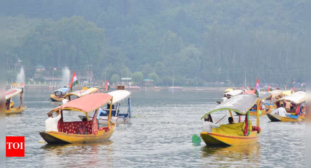 Tiranga Shikara rally held at Dal Lake in Srinagar | Srinagar News ...