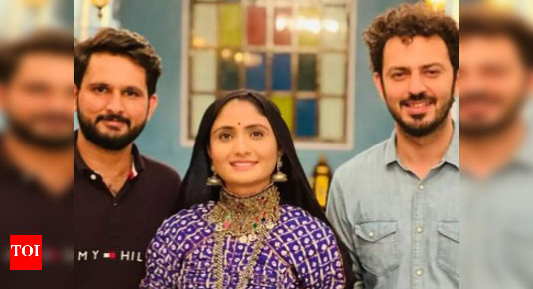 Dhwani Gautam shares pictures with singer Geeta Rabari from the sets of ...