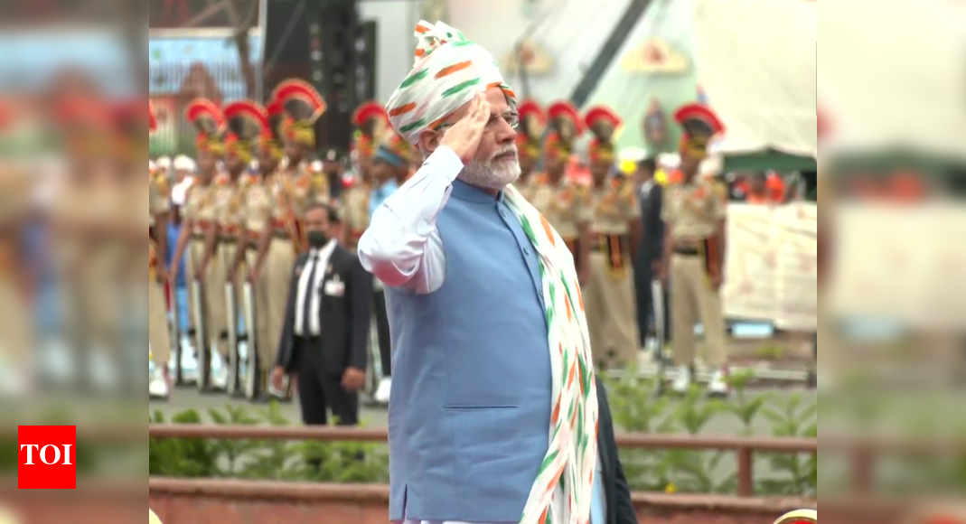 PM Modi wears white safa with tricolour stripes, long trail on 76th ...