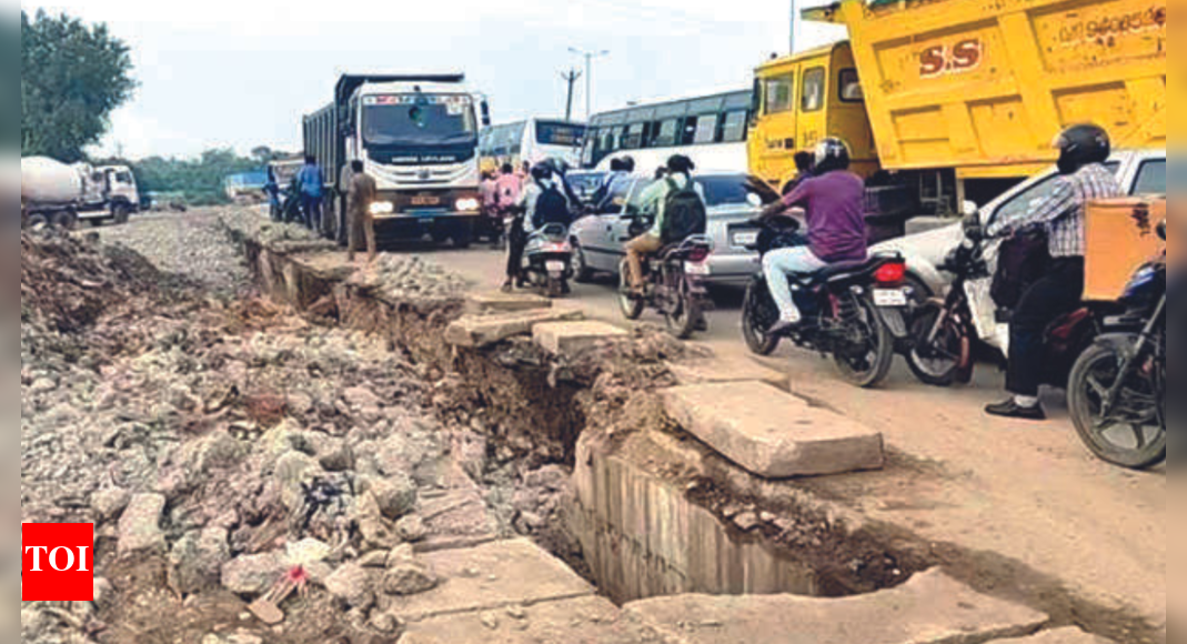 Chennai: Slow road work causes traffic pile-up | Chennai News - Times ...