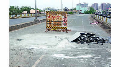 Hatkeshwar: Pothole Exposes Rebarson Hatkeshwar Flyover | Ahmedabad ...