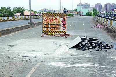 Pothole Exposes Rebarson Hatkeshwar Flyover | Ahmedabad News - Times of ...