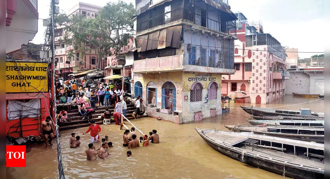 Ganga: Rising Ganga All Set To Cross Warning Mark By Sun Evening | Varanasi News - Times of India