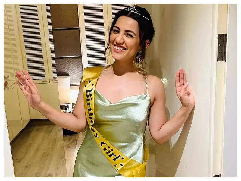 Esha Kansara posts an adorable picture as she turns 30 today, see pic ...