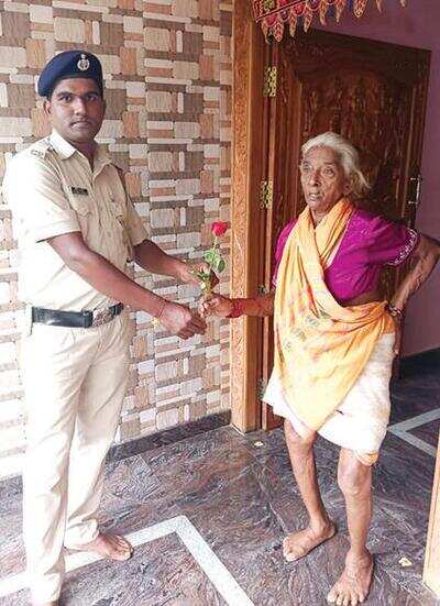 Cops meet, greet elders on Senior Citizens’ Day | Goa News - Times of India